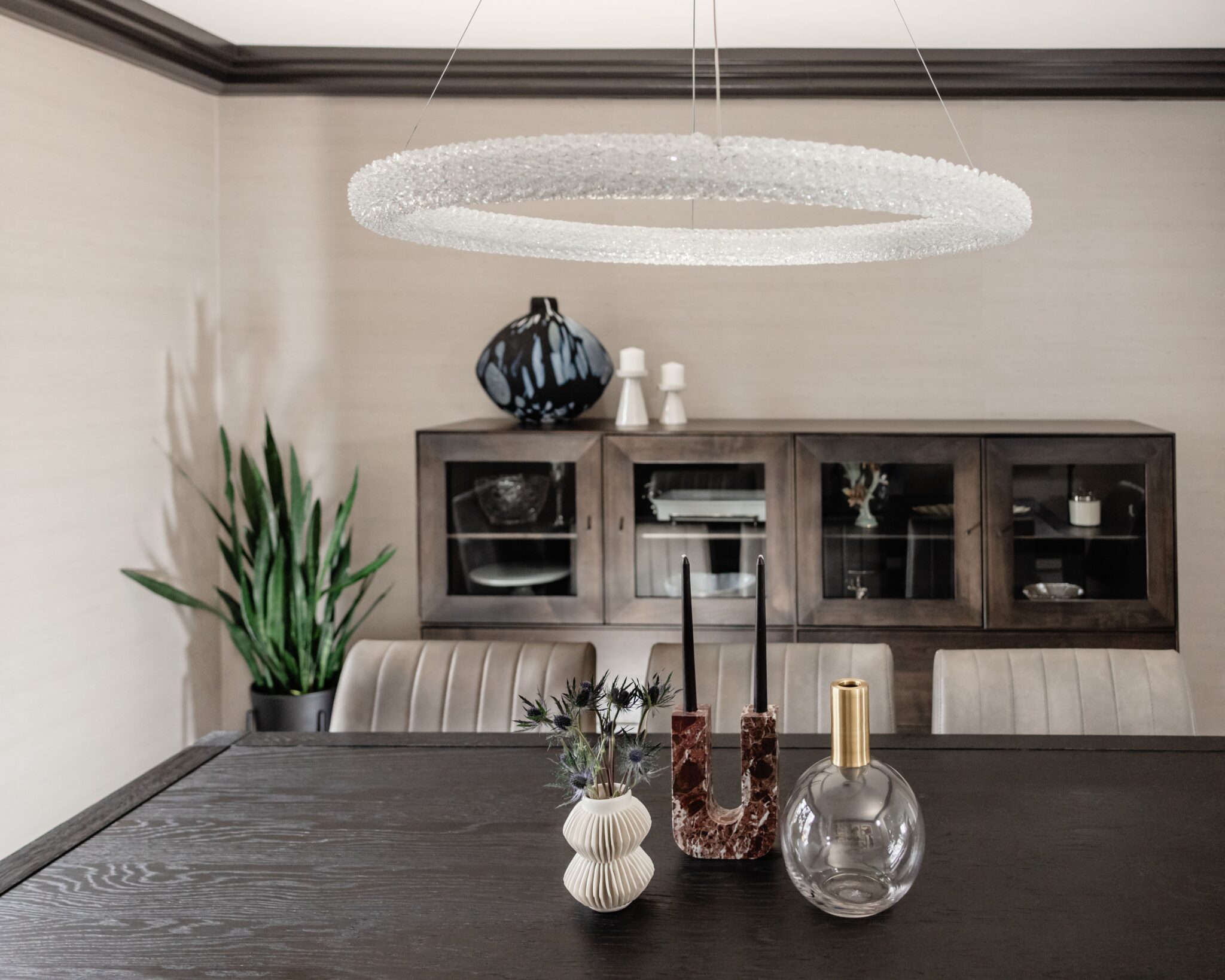 Decorate a Room Without Windows: Maximizing Style in No-Light Spaces ...